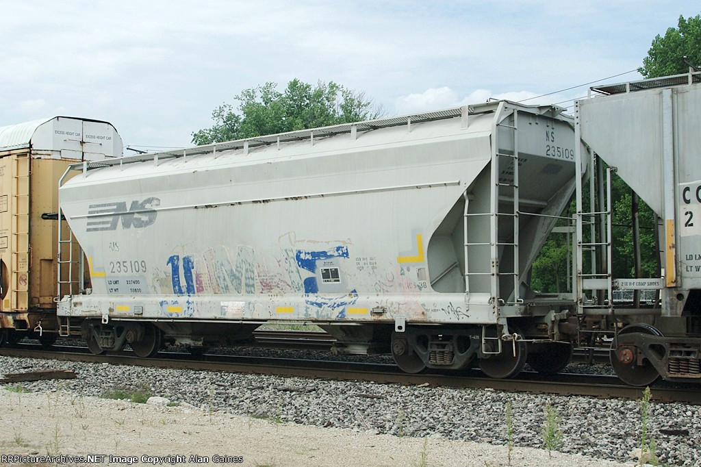 NS Covered Hopper 235109